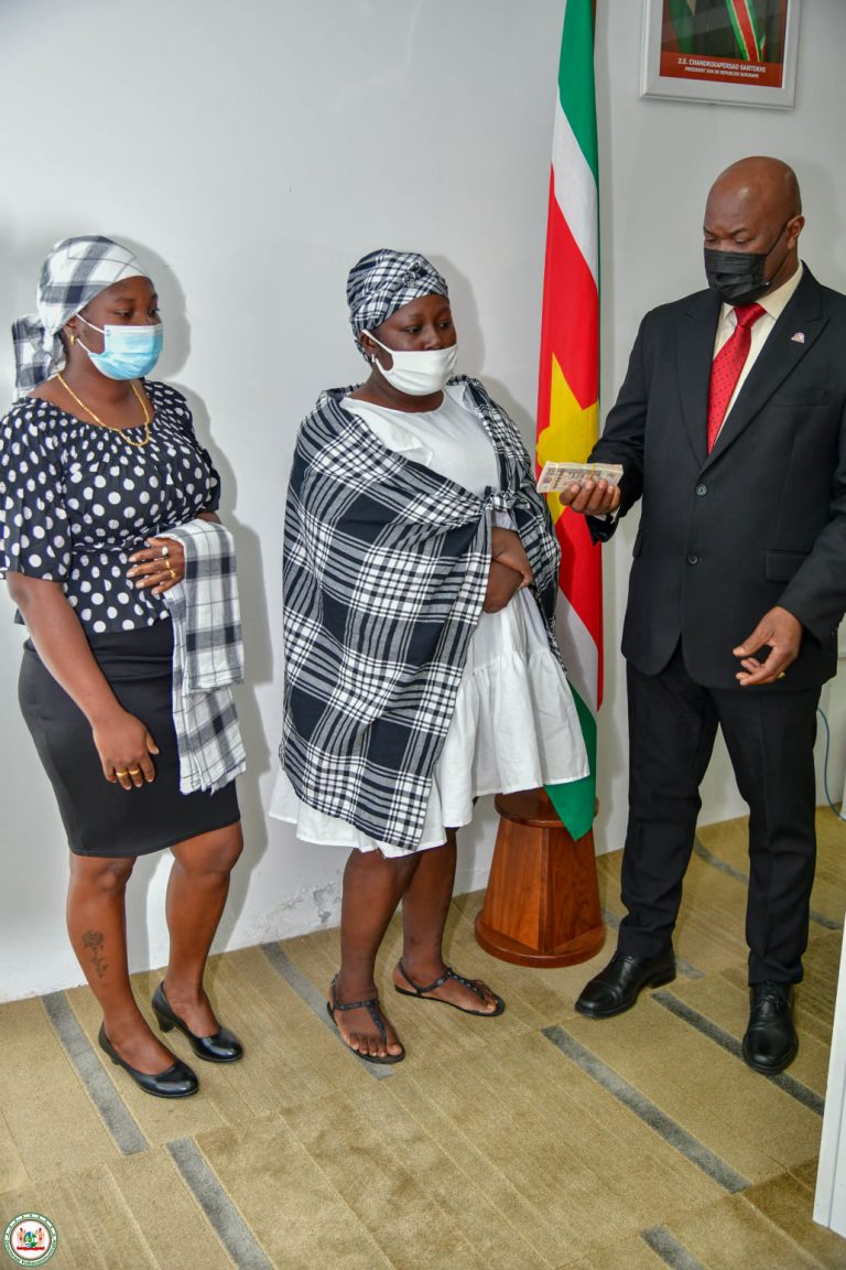 VP geeft geste SRD 10.000 aan moeder 11 jarige verkeersdode. - Mi e ...